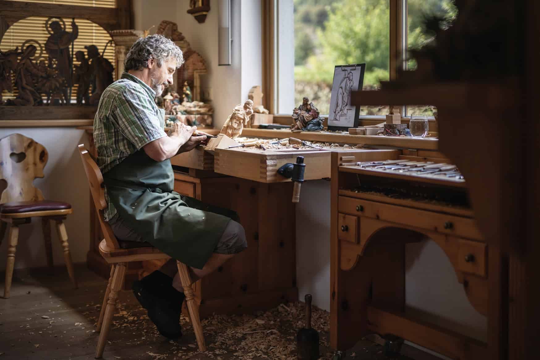 Kostbare Krippenfiguren aus heimischer Zirbe - Weihnachtsmarkt Magazin